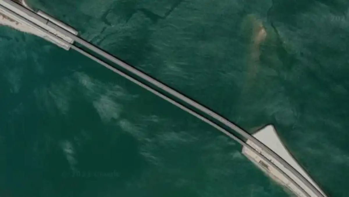 Storm damages Crimean bridge's defense and smashes ships :: Intent ...