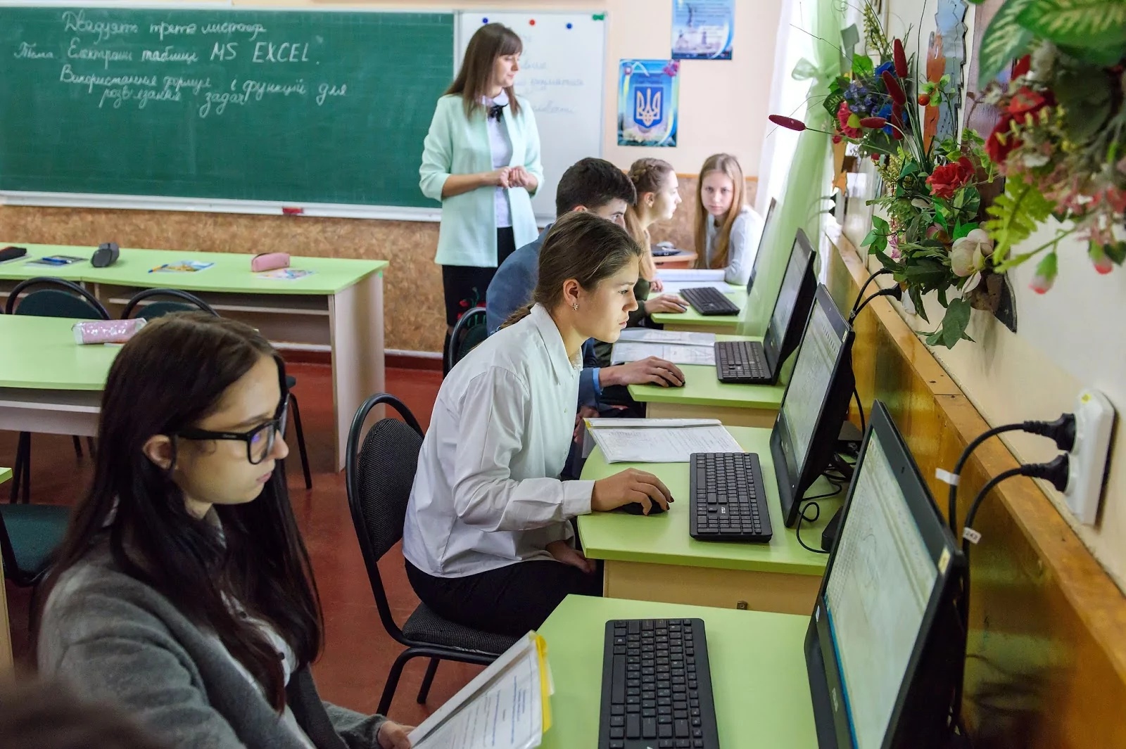 Teachers in frontline communities promised extra pay :: Інтент ...