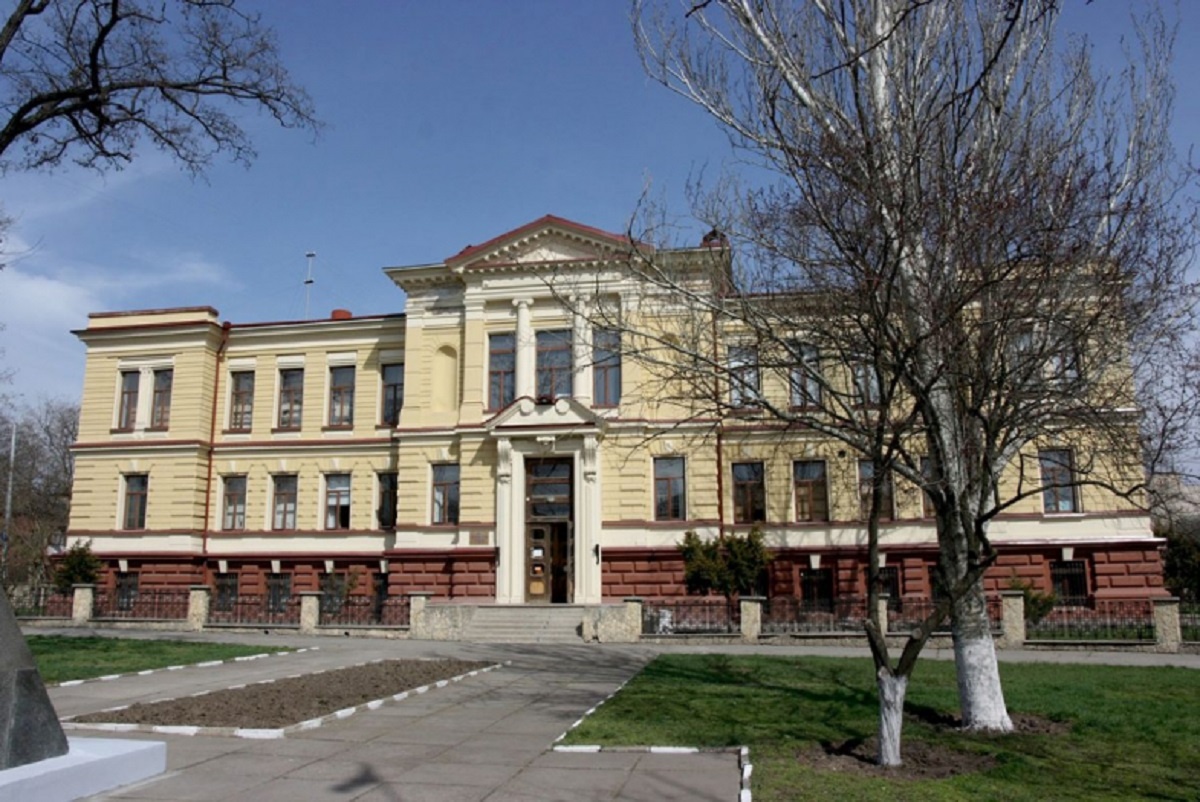 Ancient coins and a rare book were given to the Kherson Museum ...