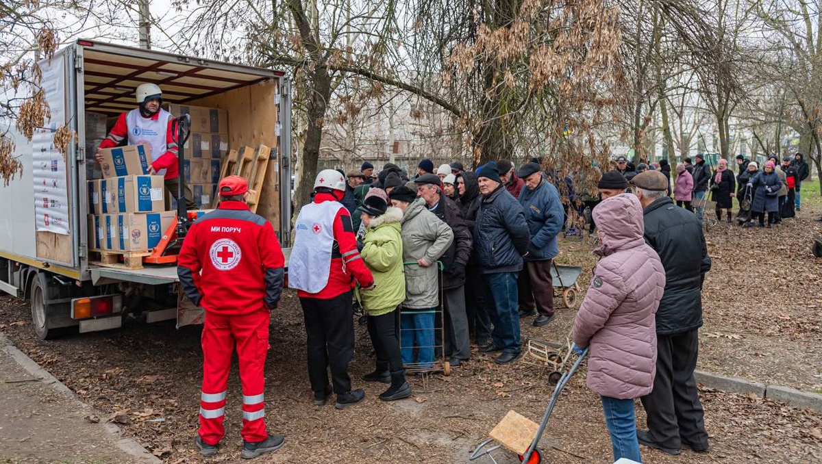 Food aid for Kherson: Red Cross distributes thousands of packages ...