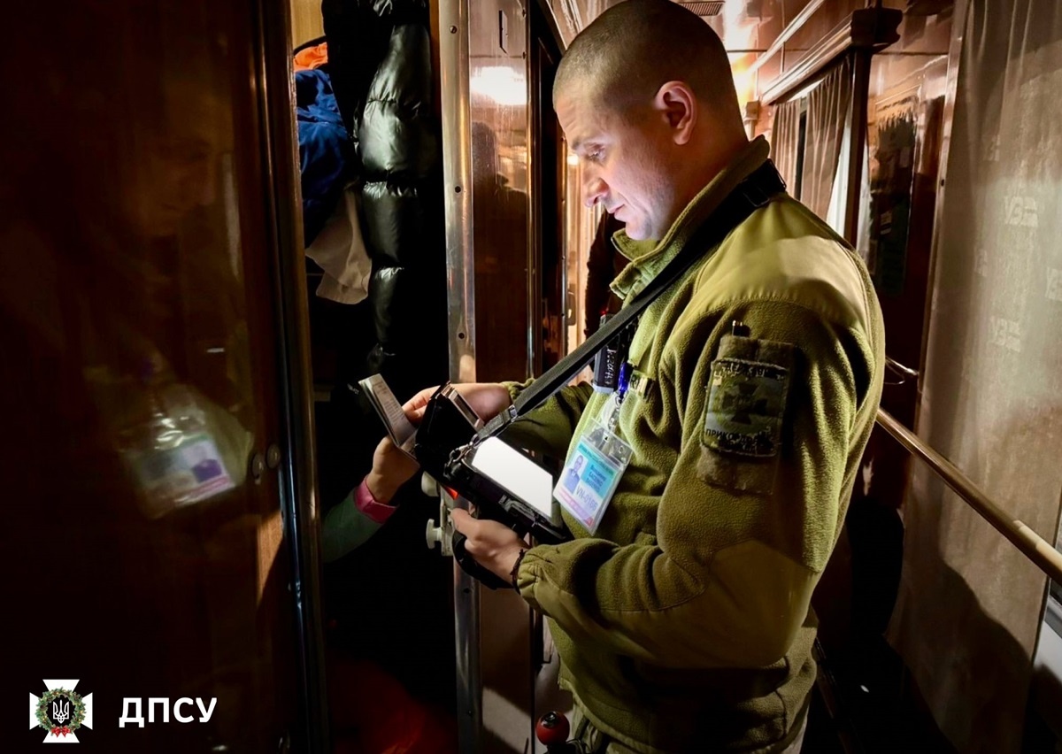 Renovated Odesa-Chisinau train crosses the border for the first time ...